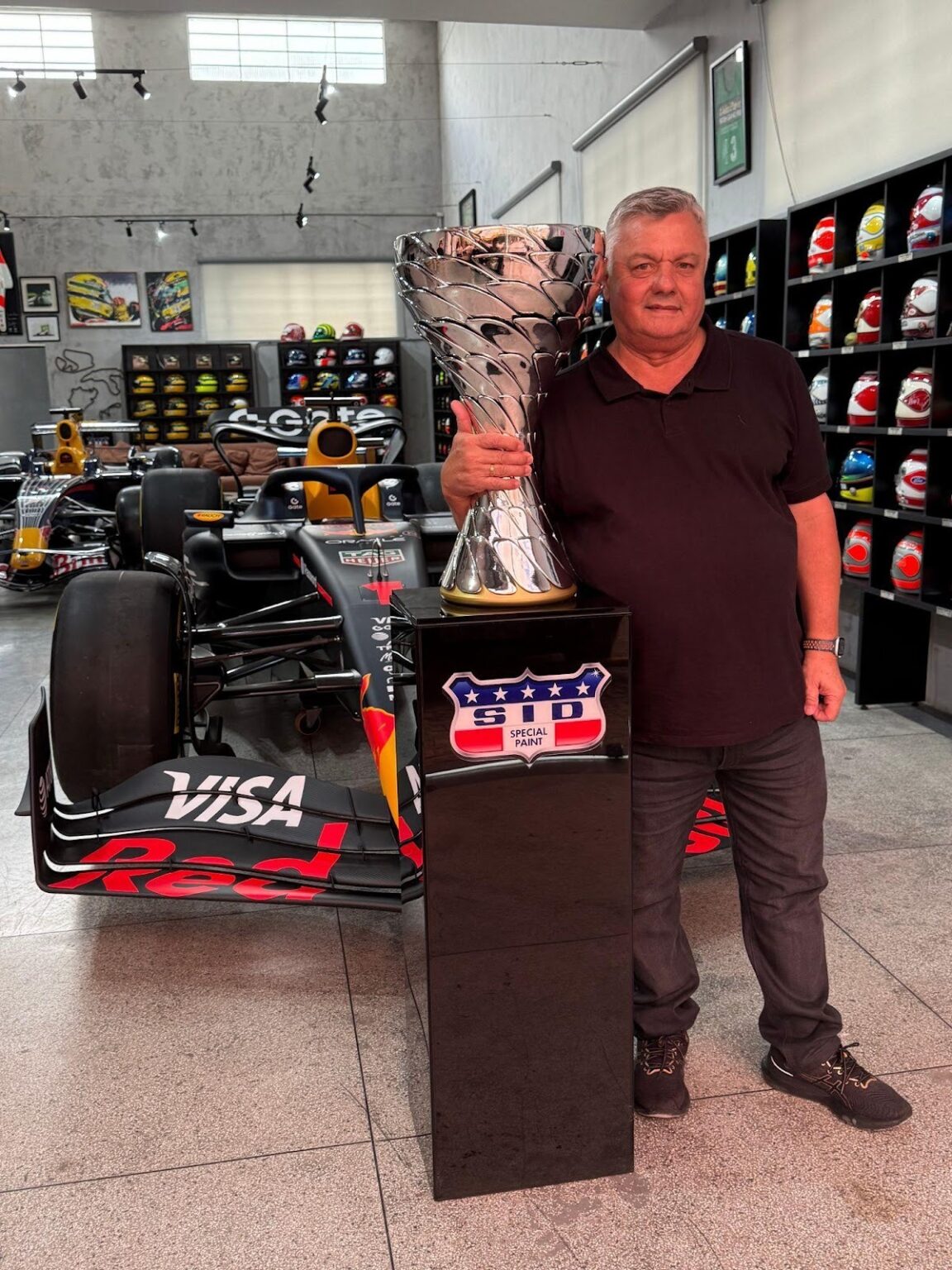 Sid Special e o troféu do grande prêmio de Interlagos de fórmula 1 ...